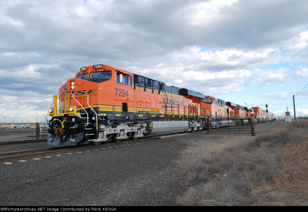 BNSF 7294 leads the Z PTL-CHI with BNSF 7297/7296 all Brand new ES44DC's.